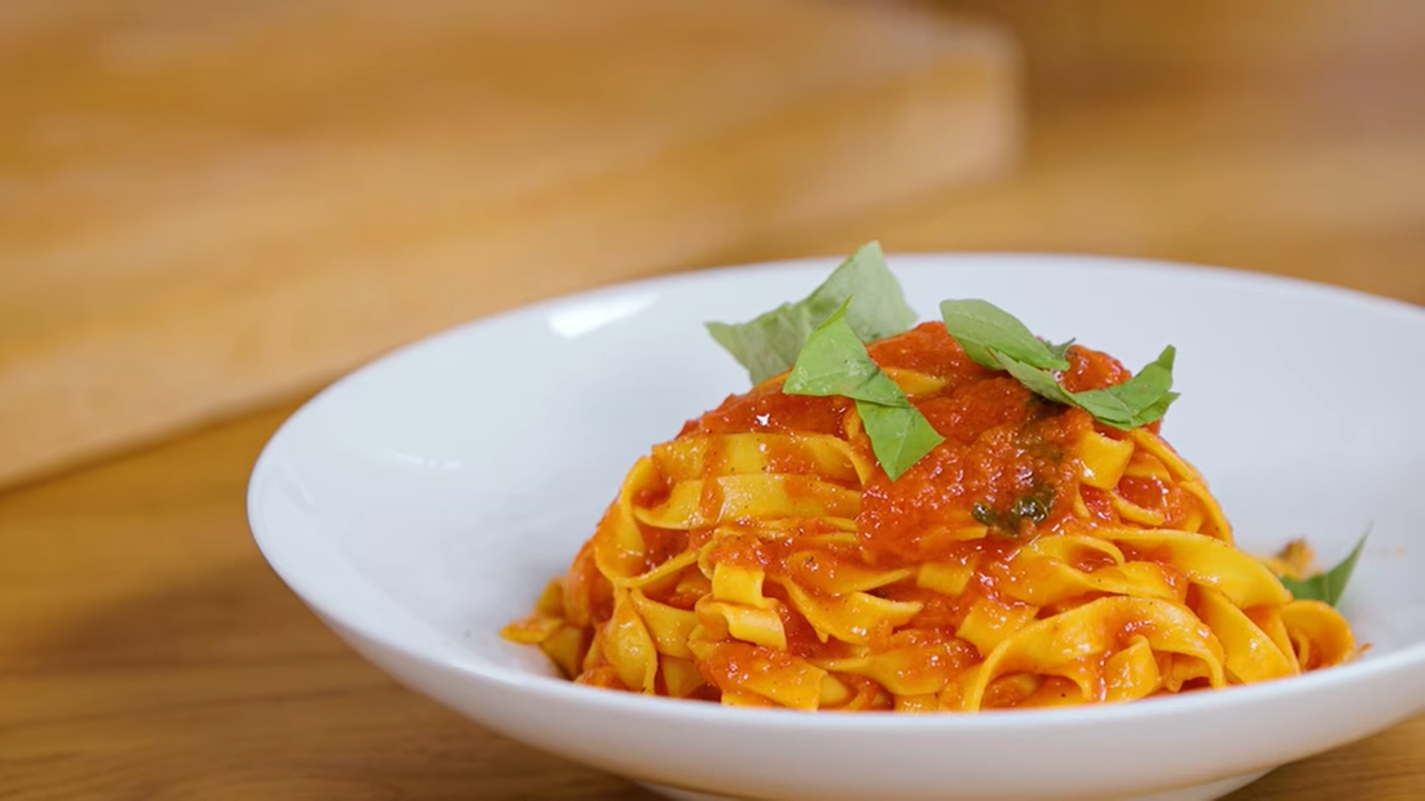 How to make tomato pasta sauce with Theo Randall | GoodtoKnow