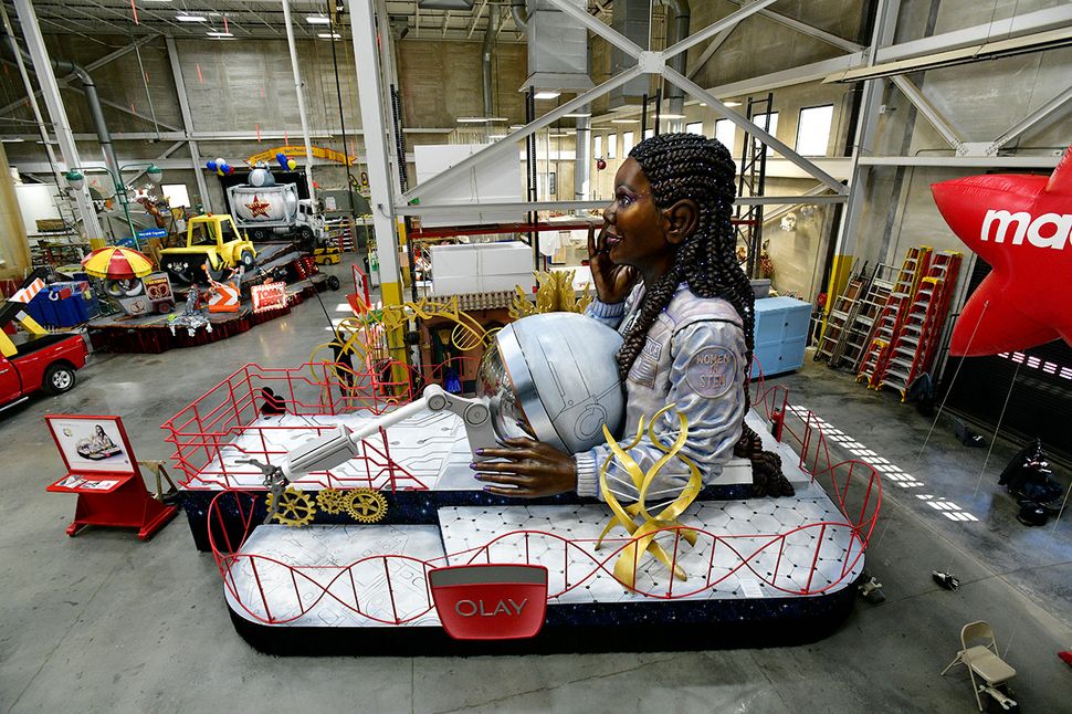 Larger-than-life astronaut stars on Olay float in Macy’s Thanksgiving ...