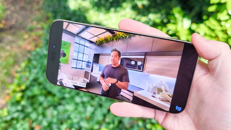 I just spent a week with the iPhone 16 Pro Max — here’s my pros and ...