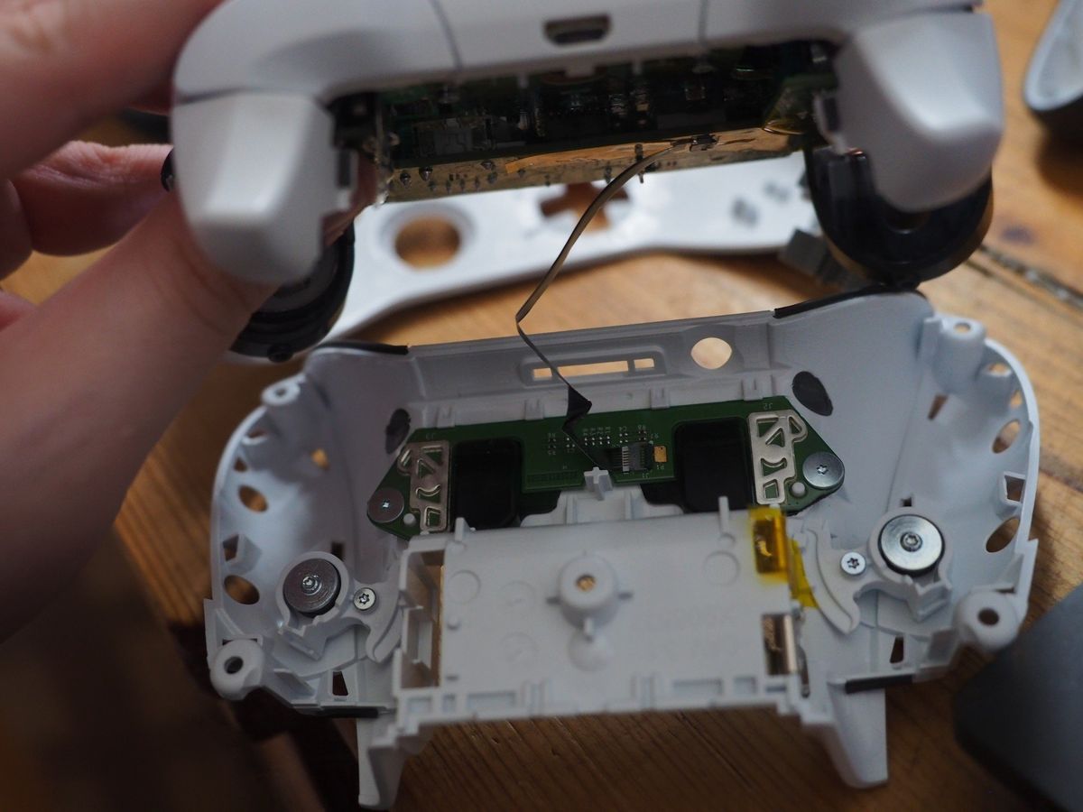 How to take apart and disassemble an Xbox One controller | Windows Central
