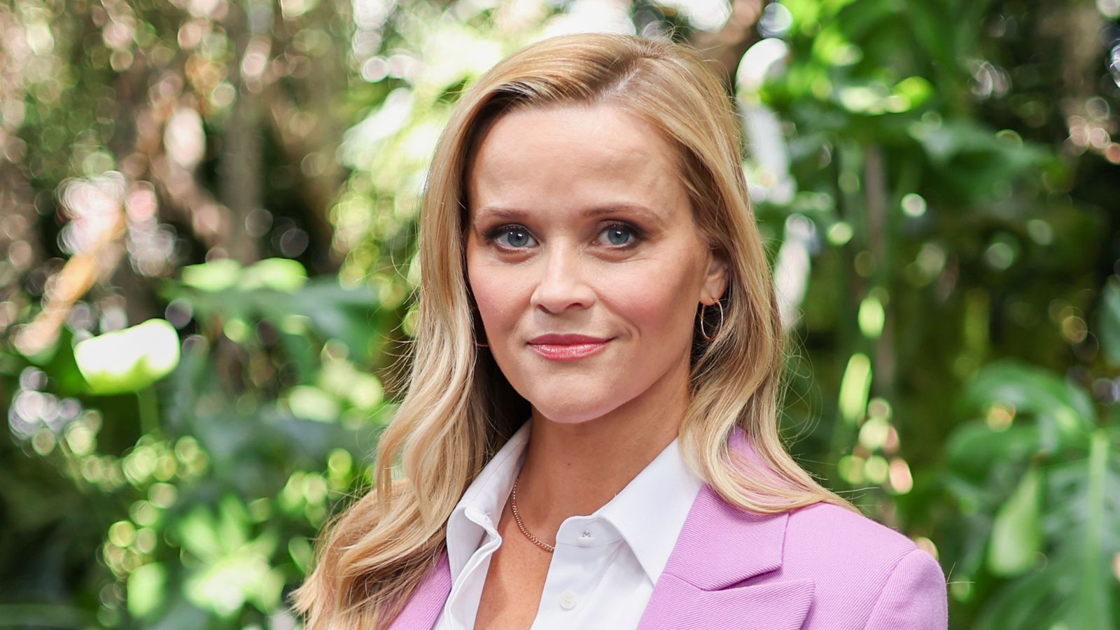 Reese Witherspoon proves dopamine decor starts at the door | Homes and ...