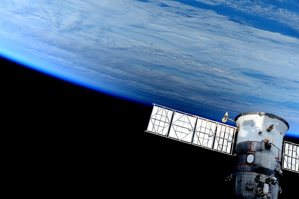 Astronauts Snap Amazing Total Solar Eclipse Photos from Space | Space