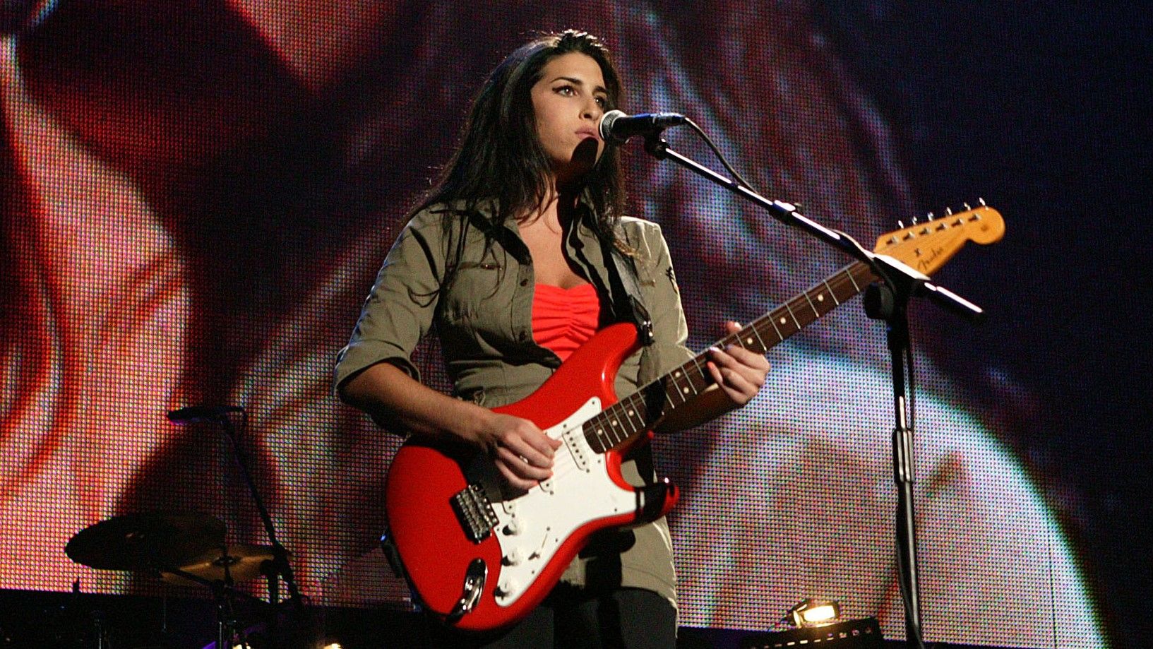 Watch Amy Winehouse Blow Wembley Arena Away Using Just Her Voice and a ...