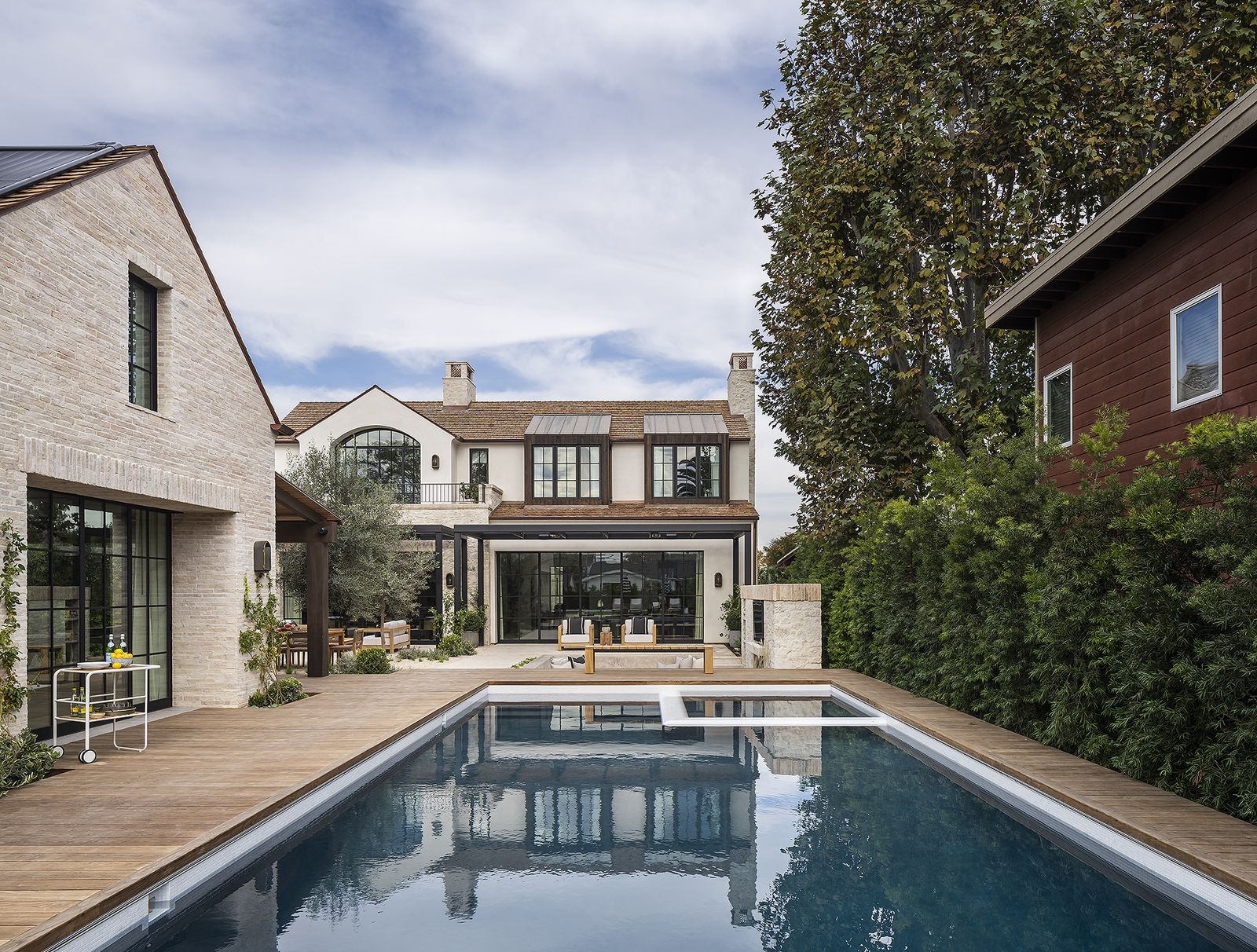 This family’s stunning pool area is the perfect at-home retreat for end ...