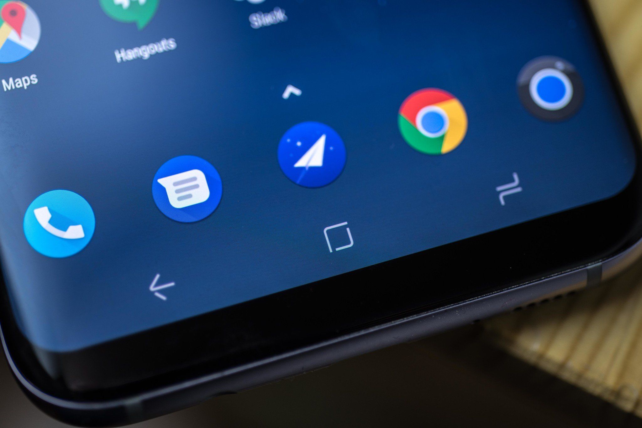 How to switch the position of the navigation buttons on the Galaxy S8 ...