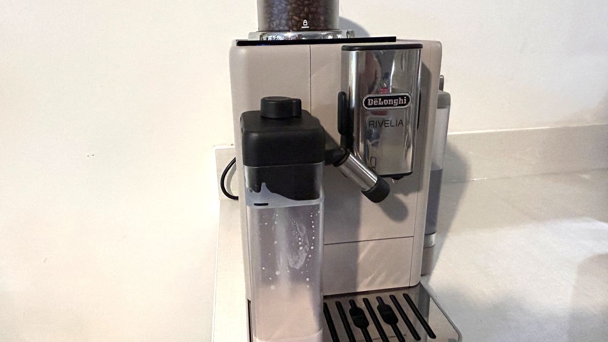 De'Longhi Rivelia coffee machine review | Top Ten Reviews