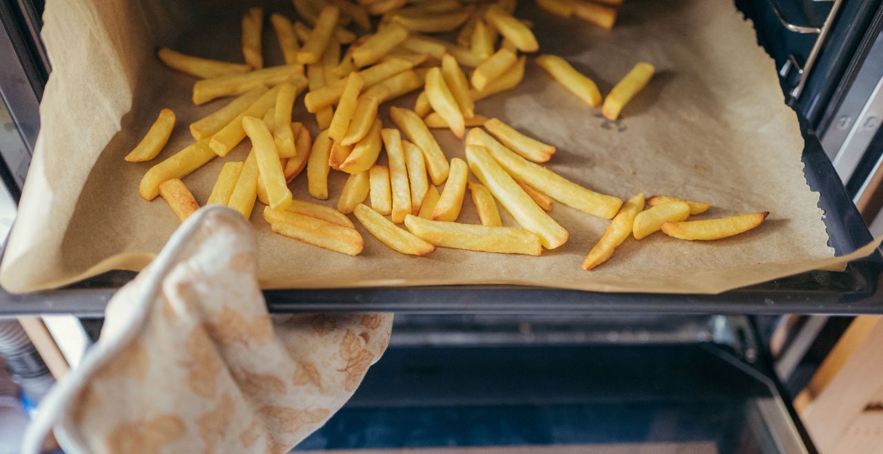 How to clean oven trays to remove burnt-on food – 6 ways | Woman & Home