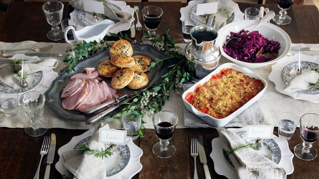 How to host a potluck dinner, according to experts | Homes and Gardens