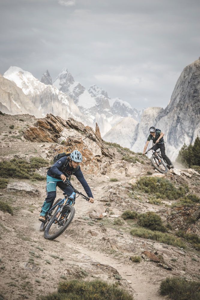 Professional mountain bike photographer reveals what's inside his kit ...