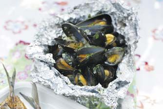 Creamy garlic mussels in a bag | Dinner Recipes | GoodtoKnow