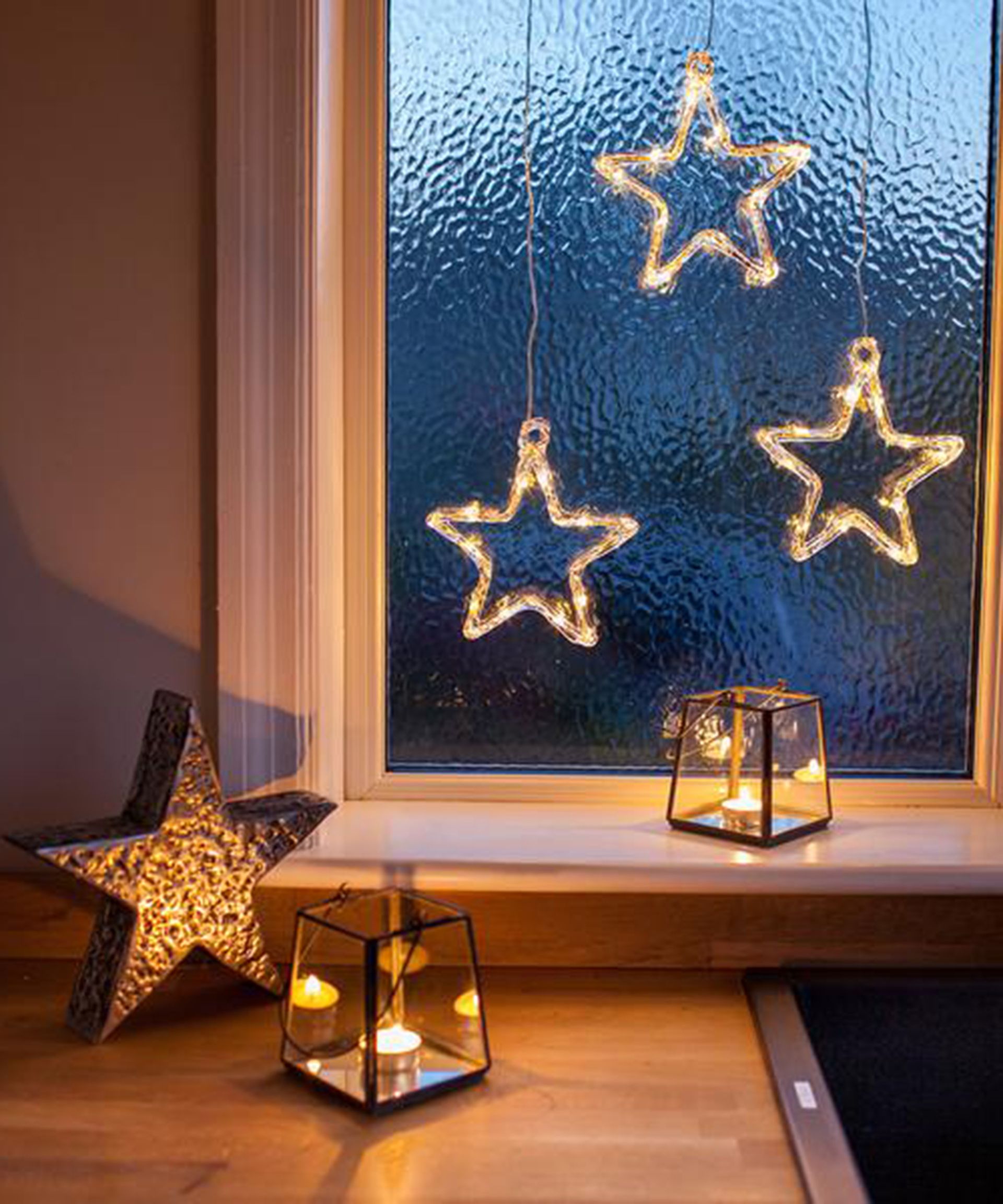 Christmas window lighting ideas – 14 ways to light casements | Real Homes