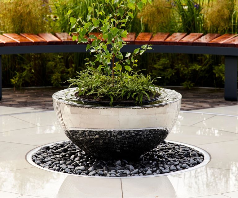 Outdoor mirror ideas: 5 expert ways to open up your yard | Homes and ...