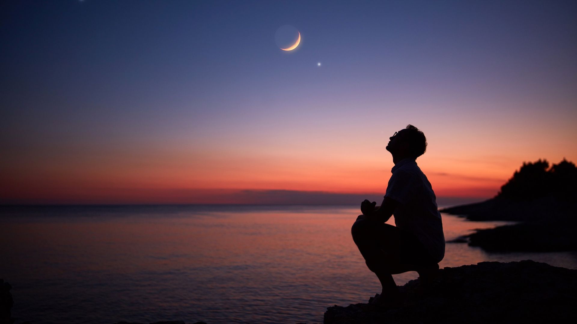 Saturn will shine just above the crescent moon this weekend. Here's how ...