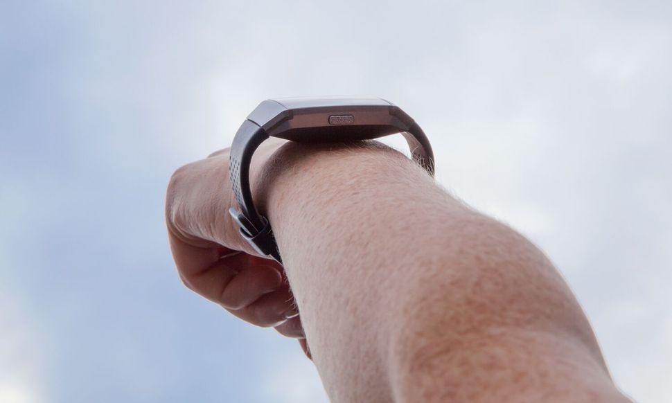 Fitbit Ionic Review: Next-Gen Fitness Smartwatch, Last-Gen Looks | Tom ...