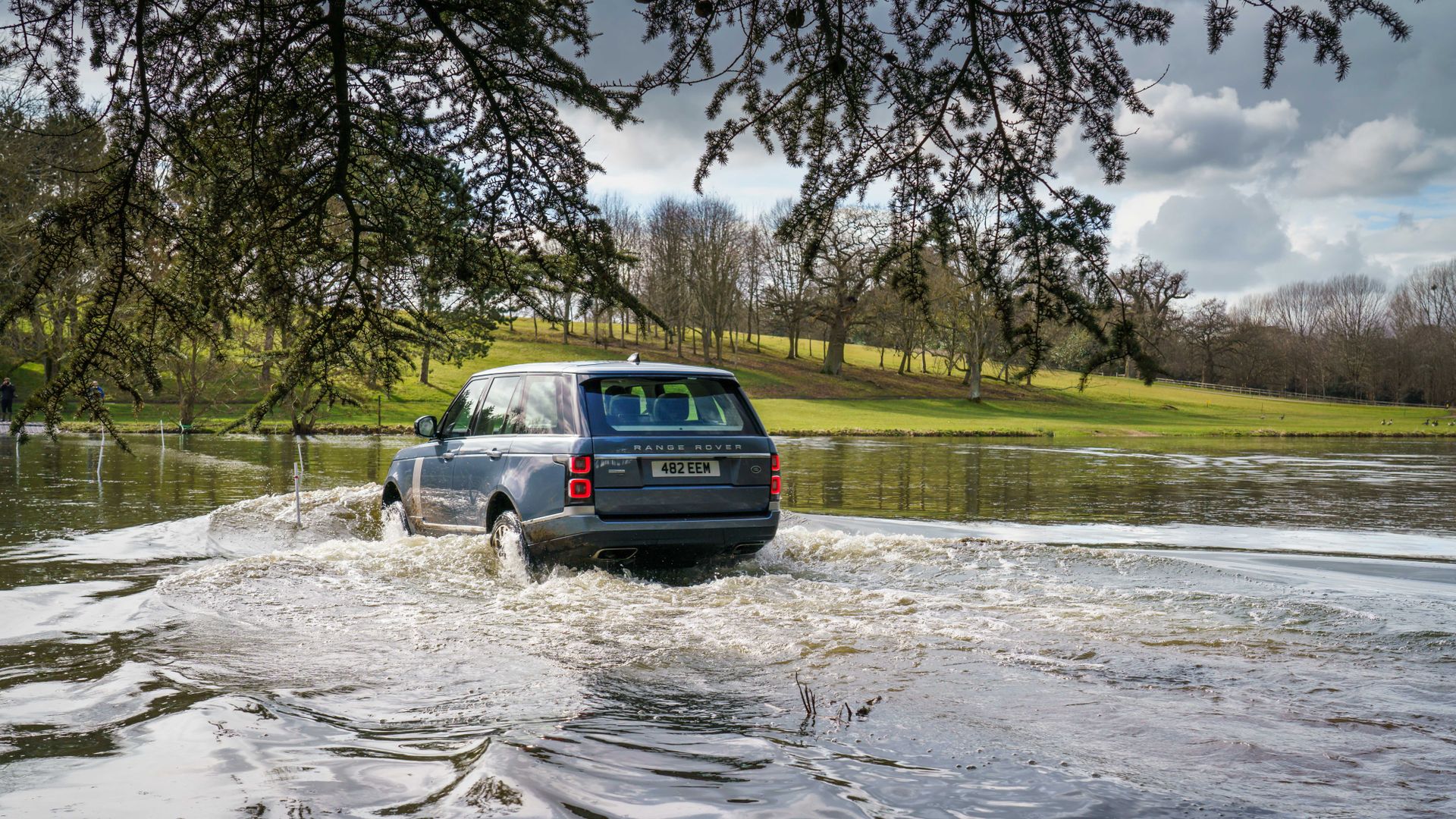 T3 Drives: The Range Rover 400e is just as luxurious, but now a lot ...