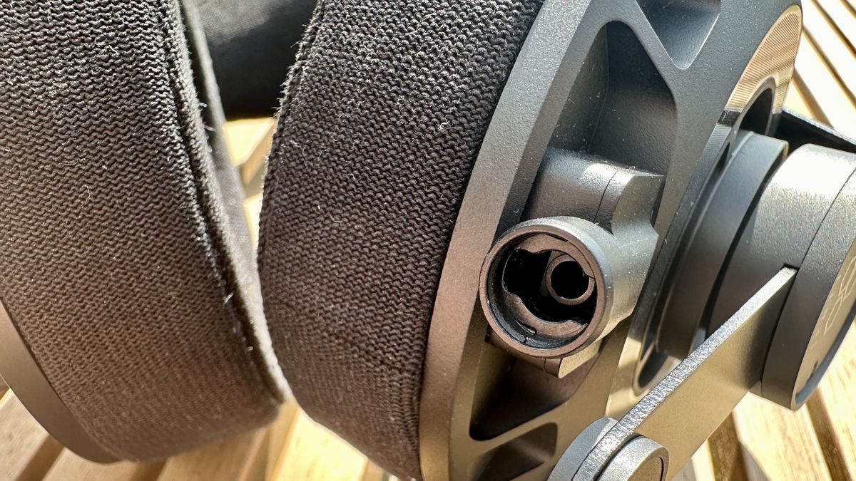 Final D7000 review: huge planar magnetic over-ear headphones that, when ...