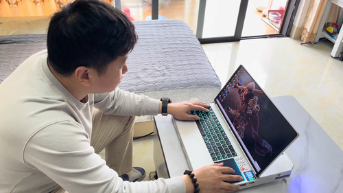 I tried out Alienware's ridiculous handheld gaming PC and kinda loved ...