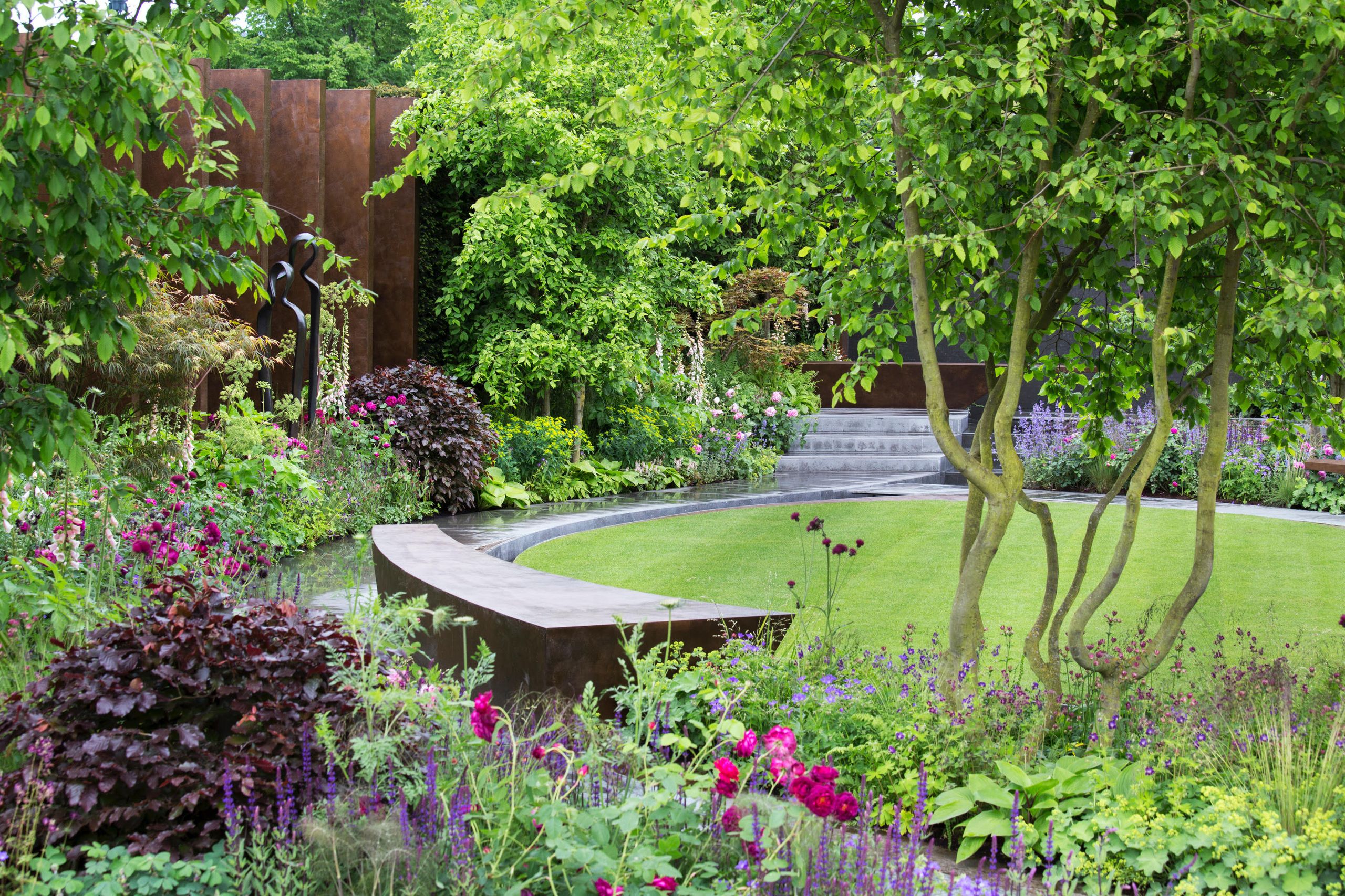 Landscaping with flowers – how to create a blooming garden | Livingetc