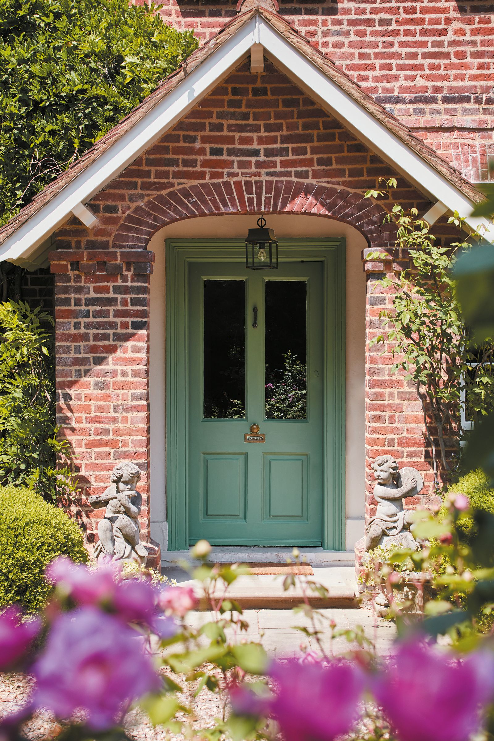 Front yard cottage garden ideas: 13 pretty cottage front yards | Homes ...