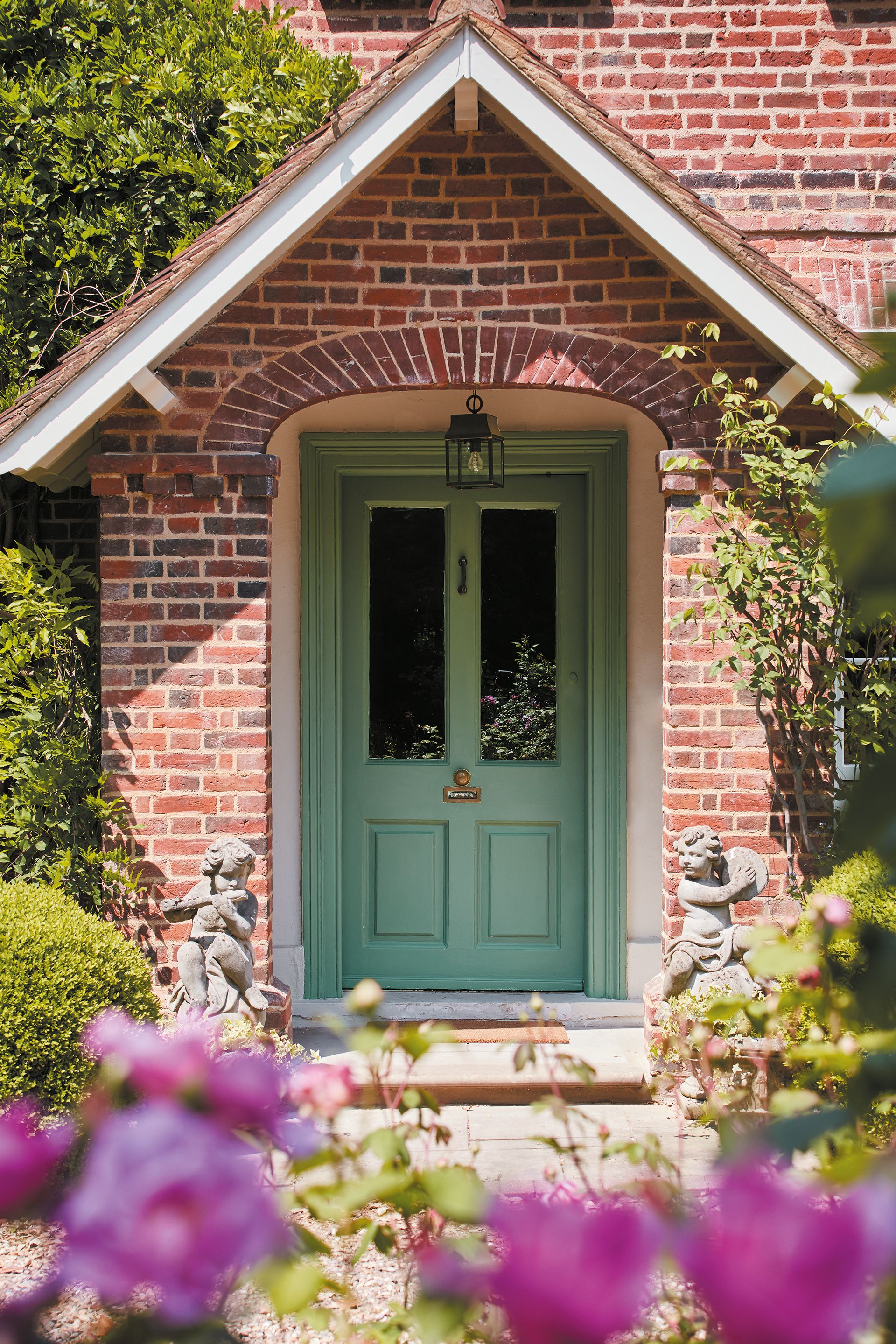 Front yard cottage garden ideas: 13 pretty cottage front yards | Homes ...