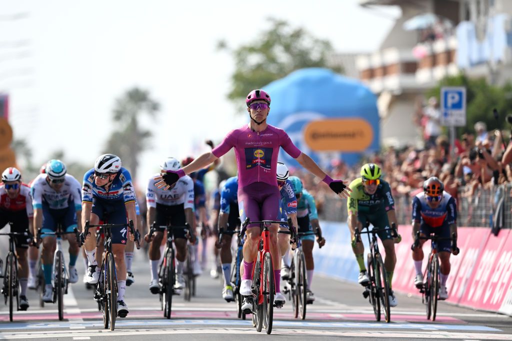 Giro d'Italia: Jonathan Milan powers to stage 11 sprint victory ahead ...