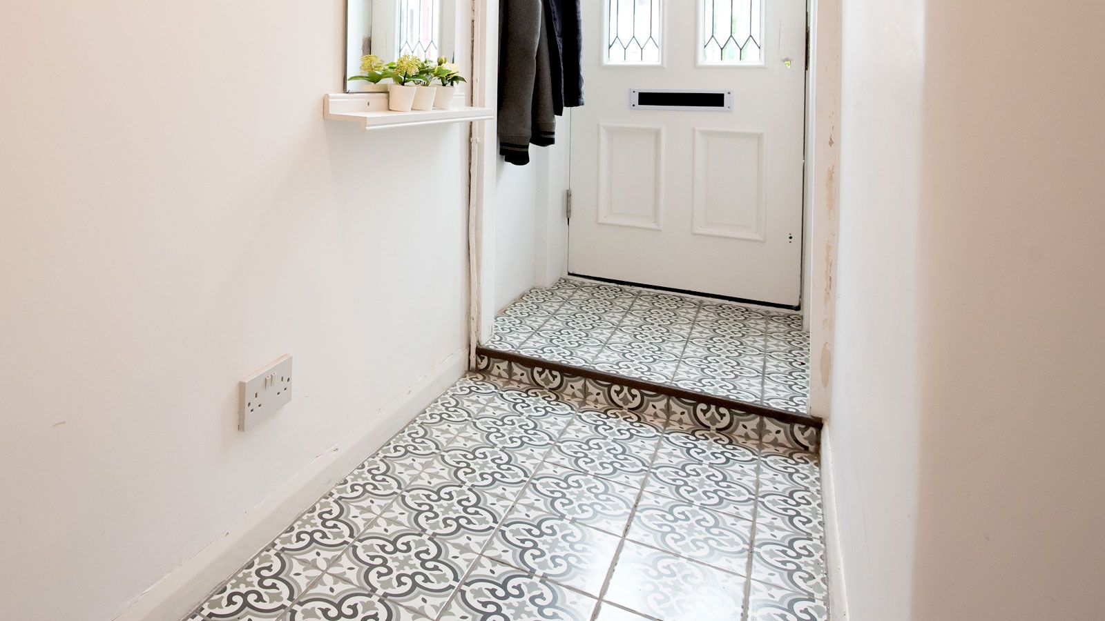 Tiling a hallway floor: A DIY guide | Homebuilding