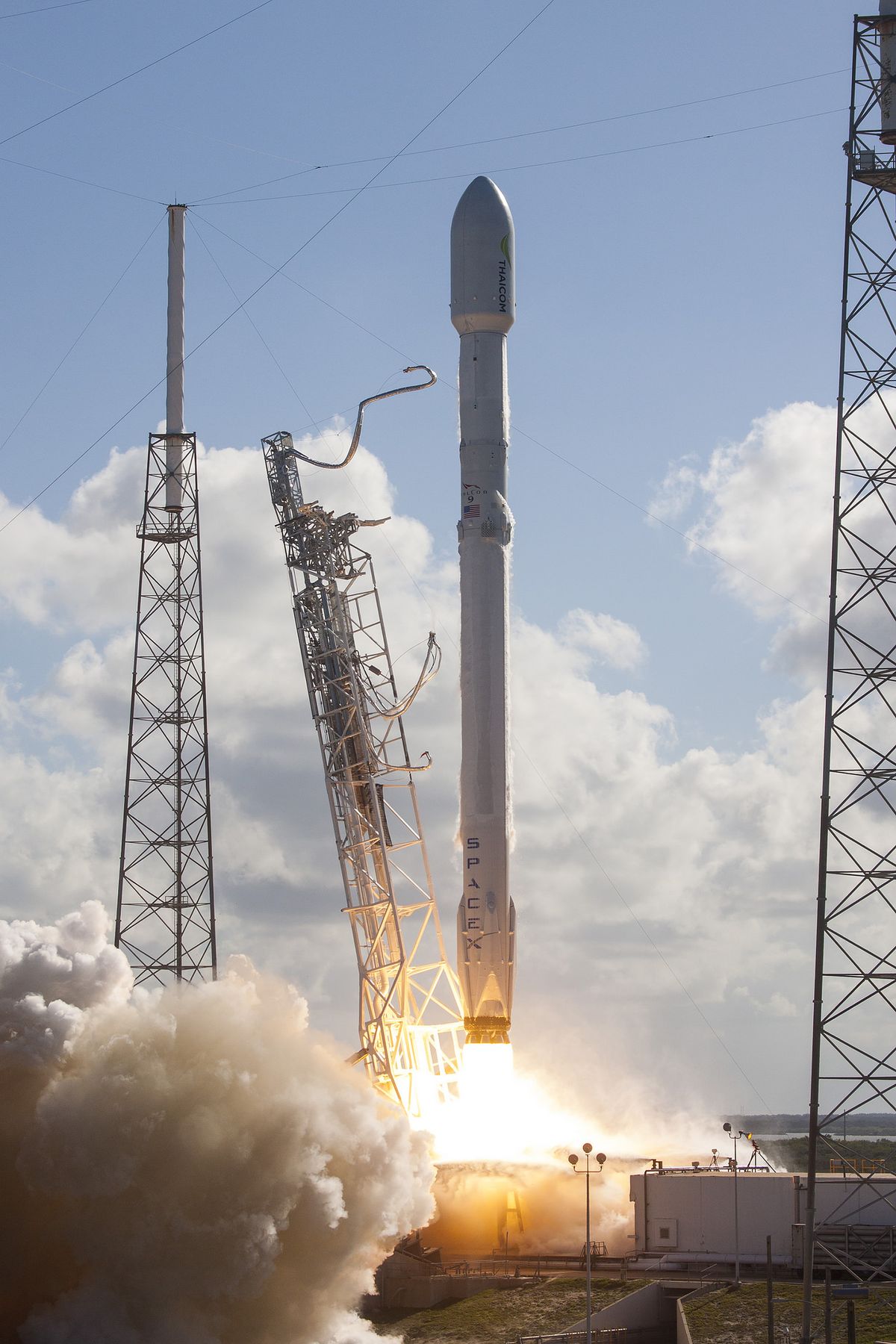 Photos: SpaceX Launches Thaicom 8 Satellite, Lands Rocket at Sea: Page ...