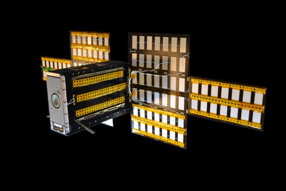 Artemis 1 cubesat fails to fire engine as planned during moon flyby | Space