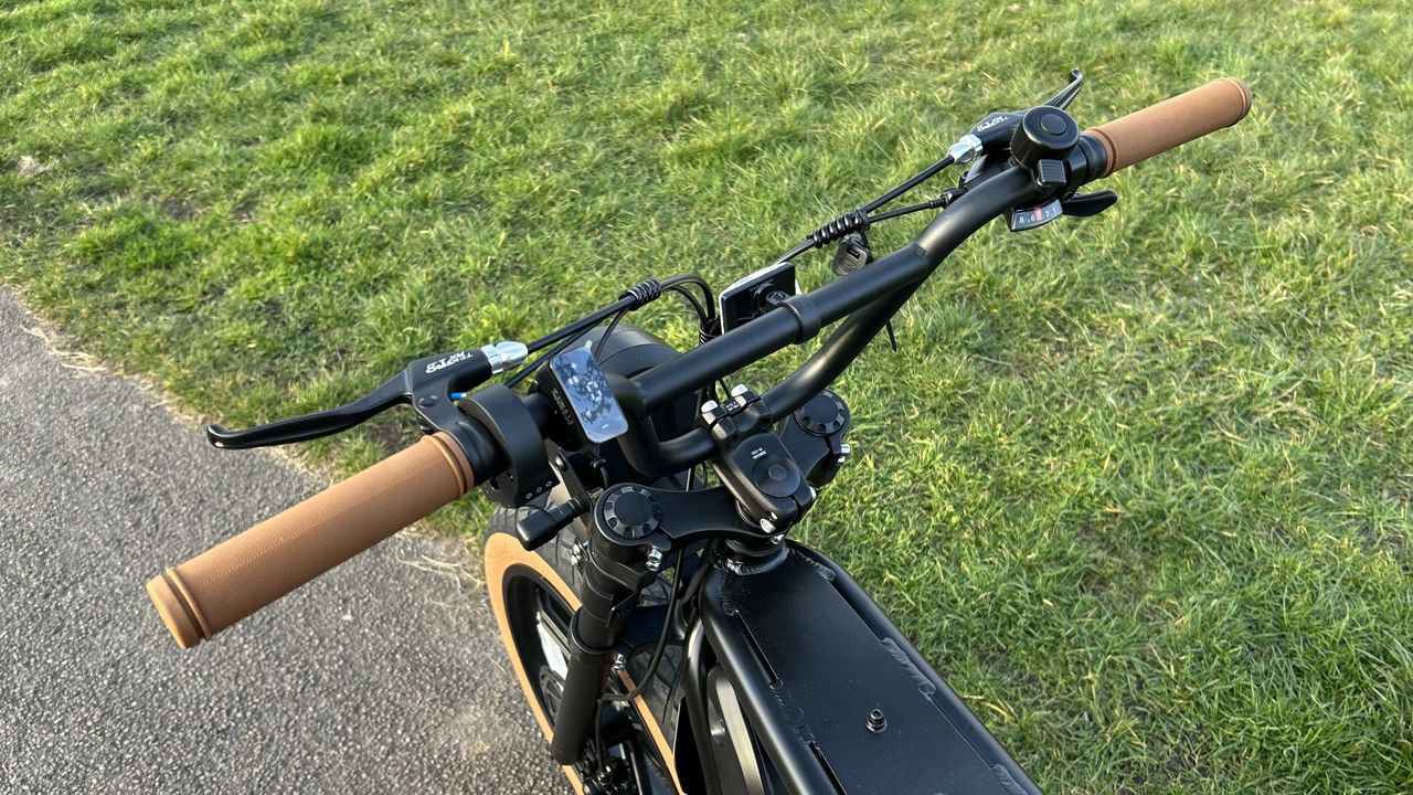 Halfords B98 Electric Hybrid Bike review: big-tyred bruiser with a ...