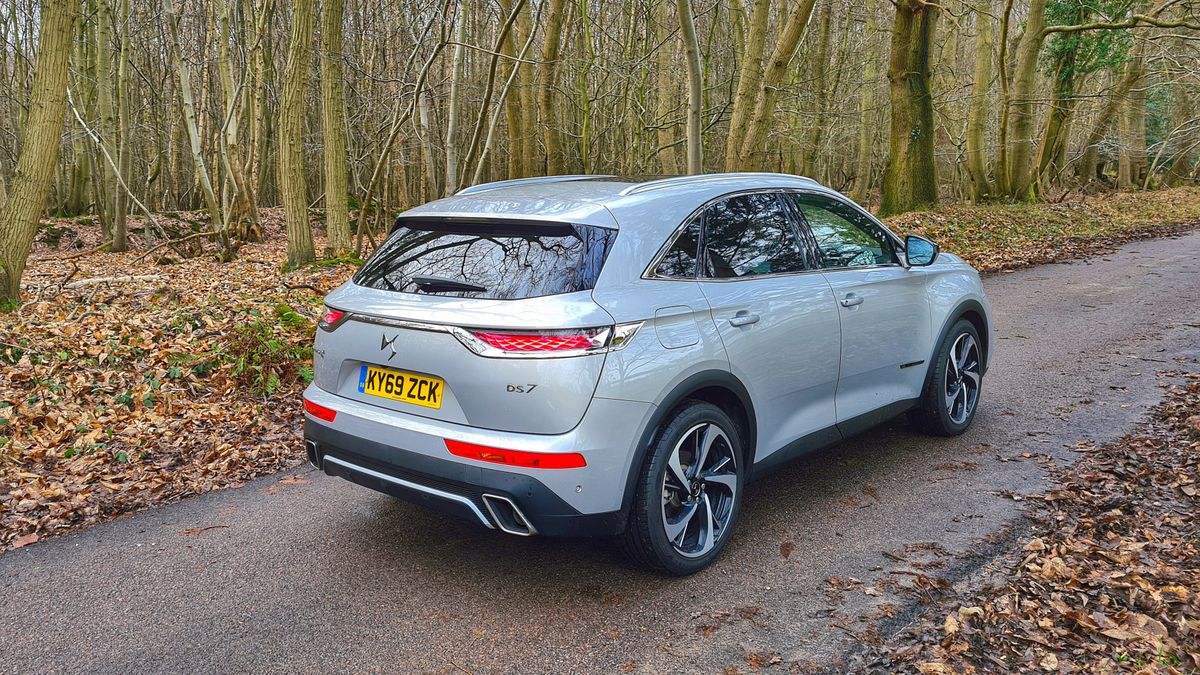 DS 7 Crossback: this premium SUV can see hazards at night that you can ...