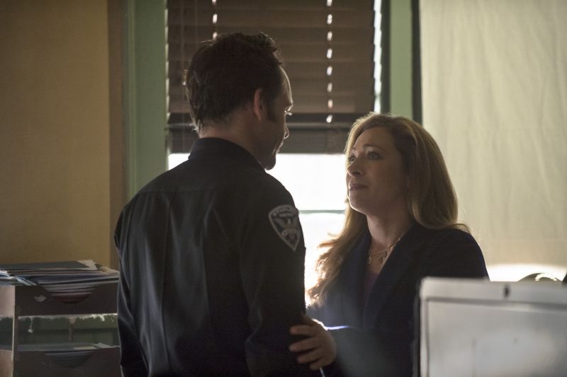 Arrow 'Time Of Death' Photos Show Felicity In Trouble And A Timely ...