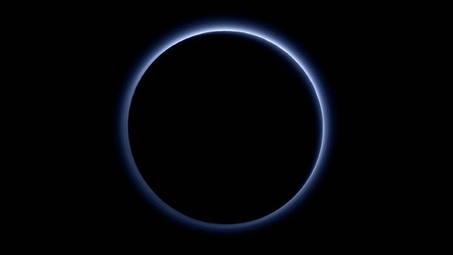 Pluto's atmosphere gets its blue haze from icy organic compounds, study ...