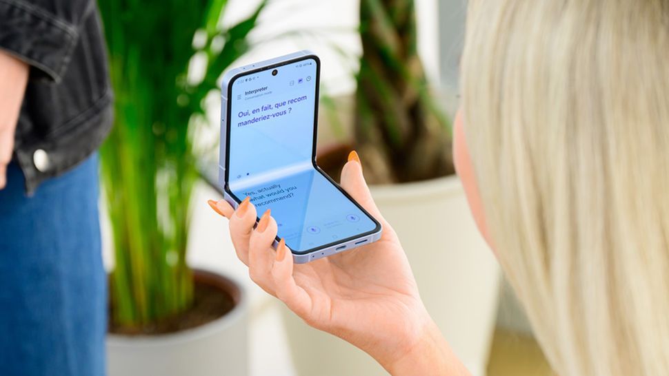 The Samsung Galaxy Z Flip 6's coolest AI feature is this two-screen ...