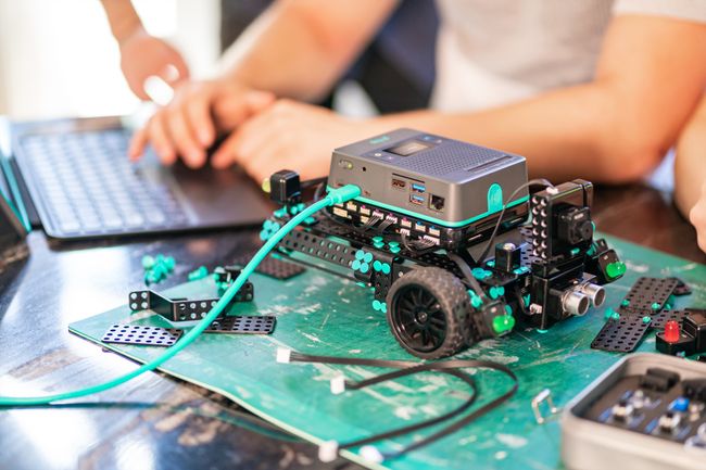 New pi-top [4] Robotics Kit Revs Its Motors at CES | Tom's Hardware