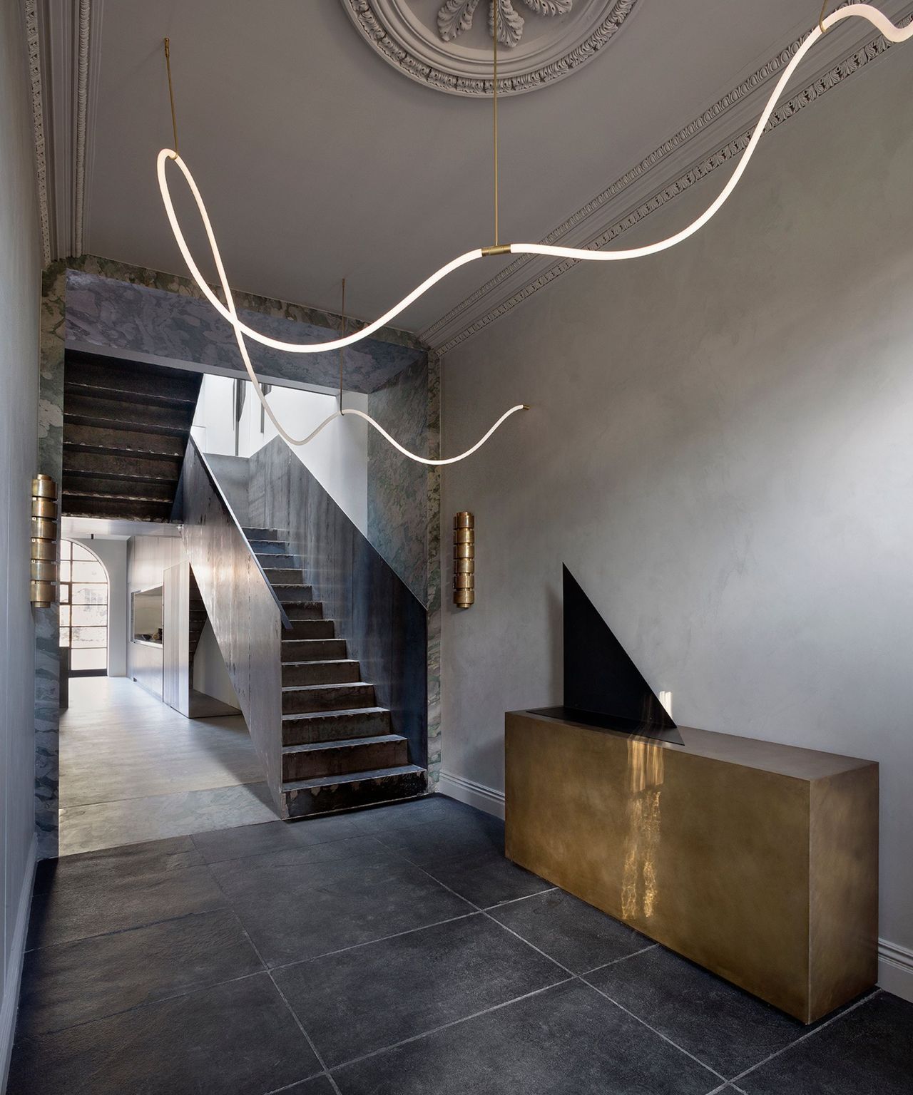Is the controversial big light back on trend for 2025? | Homes and Gardens