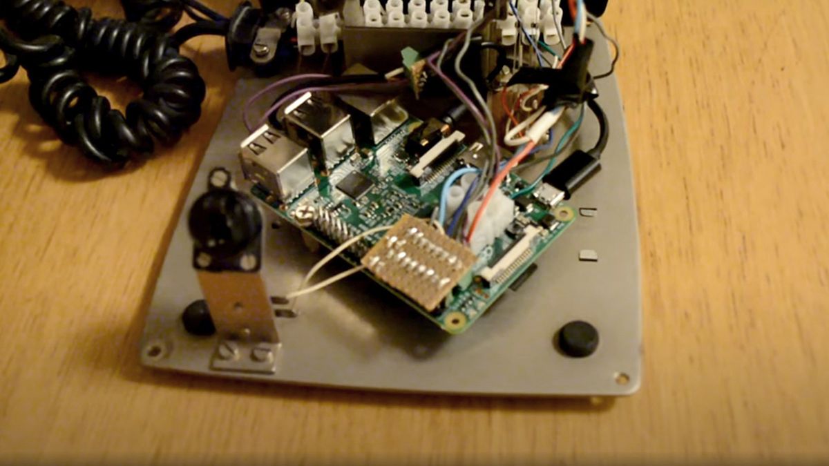 Dial-a-Chiptune With This Raspberry Pi-Powered Retro Music Phone | Tom ...