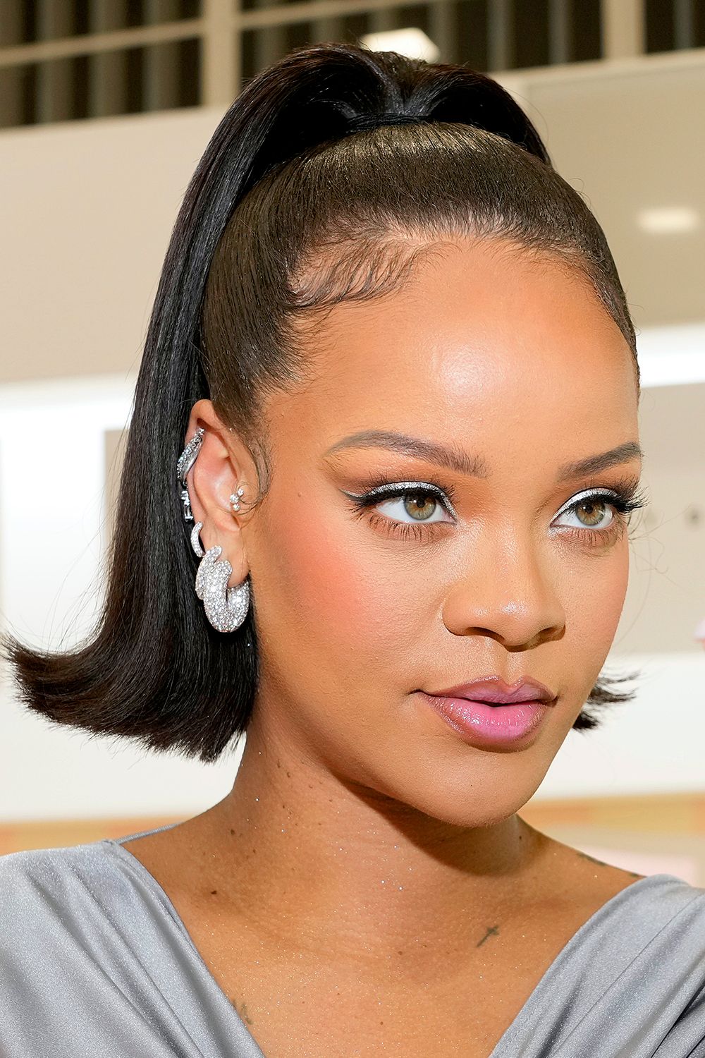 32 of the best hairstyles for oval faces - from updos to loose waves ...