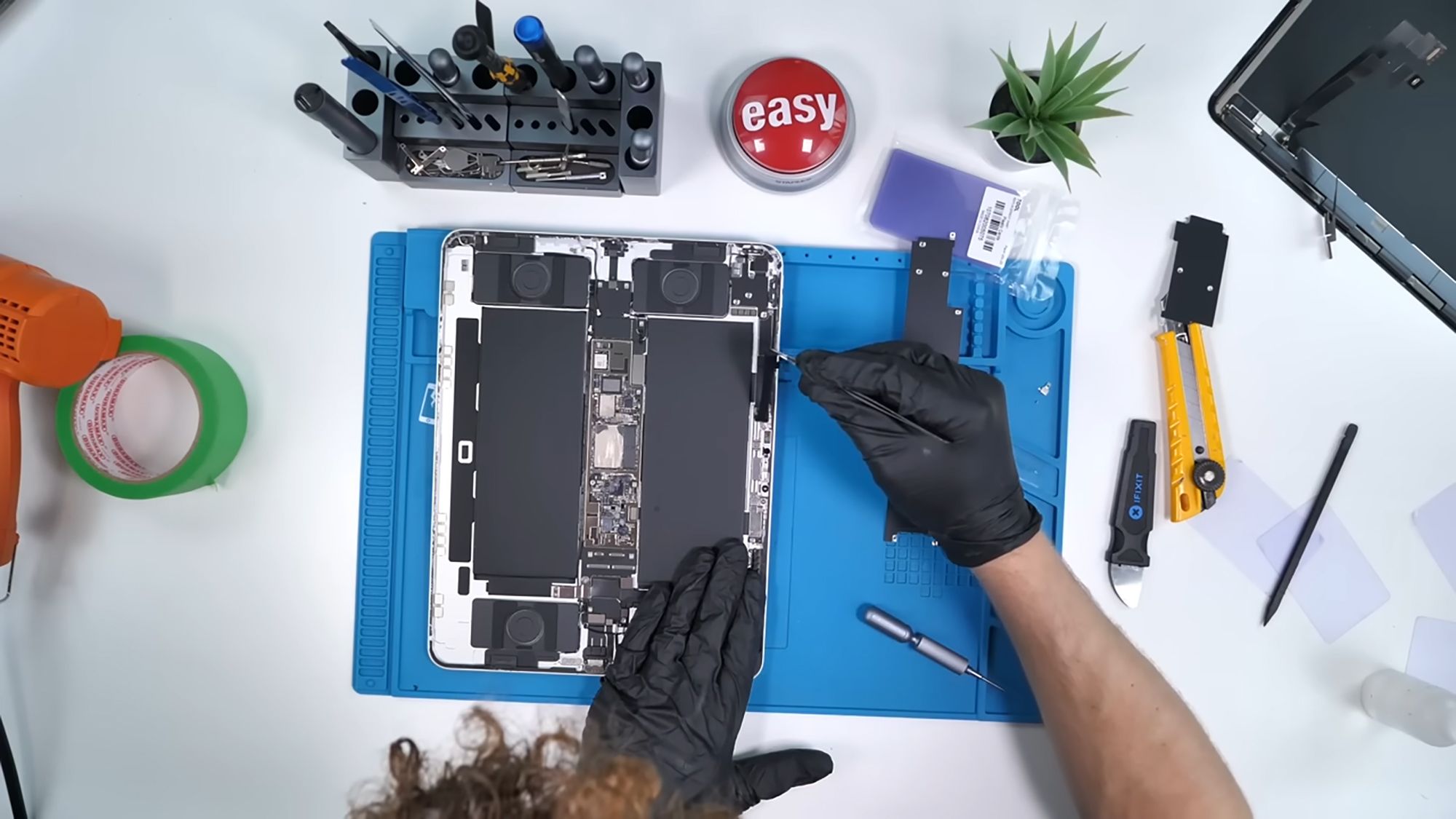 iPad Pro 2024 teardown video reveals some of Apple's internal design ...