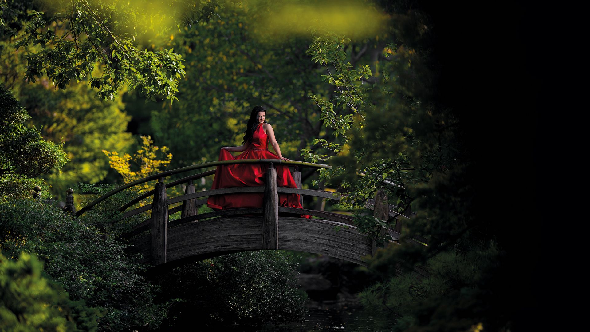 My photo portrait "unfolds like a clandestine glimpse through distant ...
