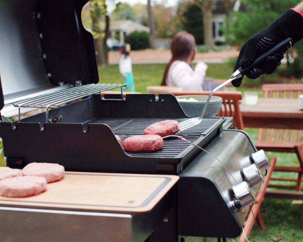 How do you stop a gas grill's grates from rusting? | Livingetc