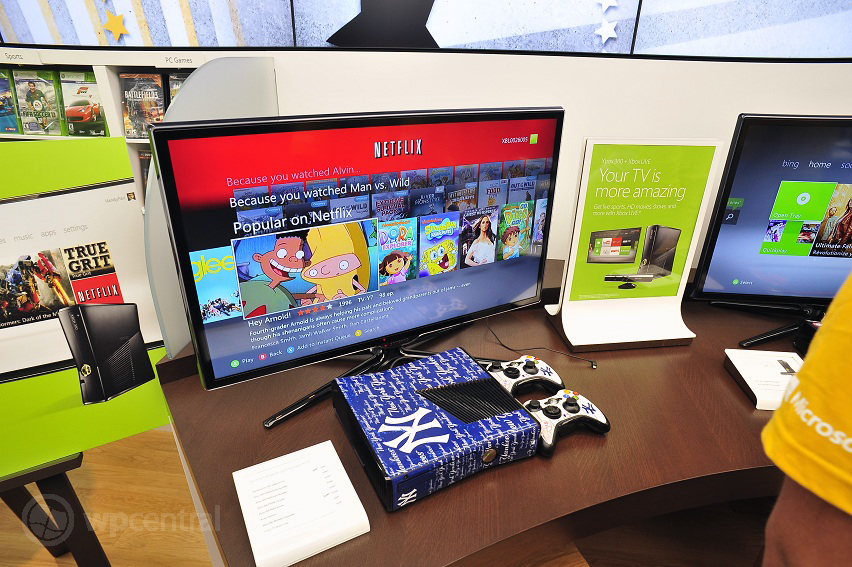 Microsoft opens their new retail Store in New York to a cheering crowd ...