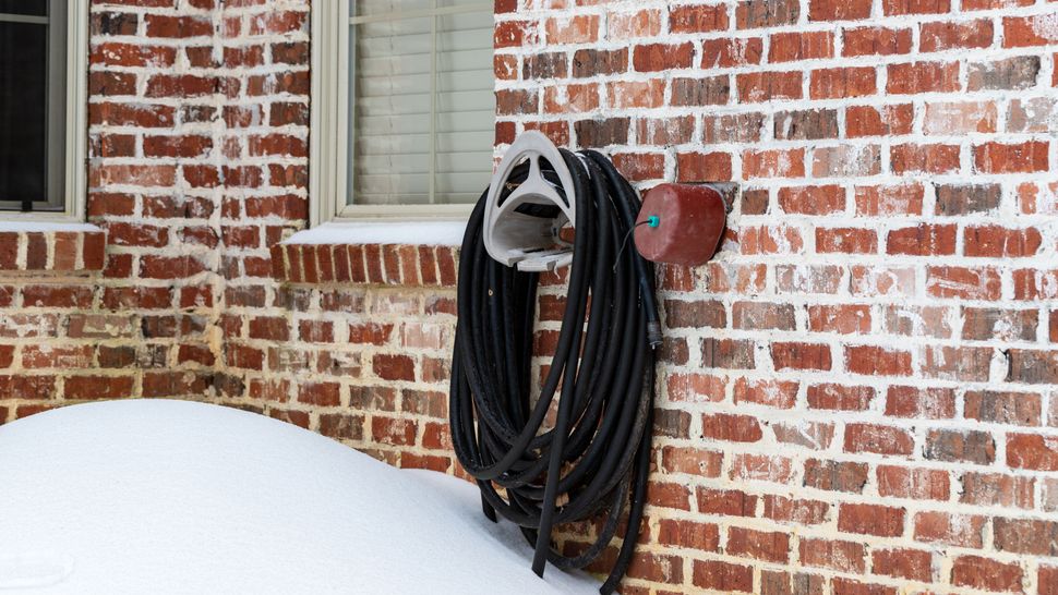 How to protect a garden hose from freezing temperatures — 5 expert tips ...
