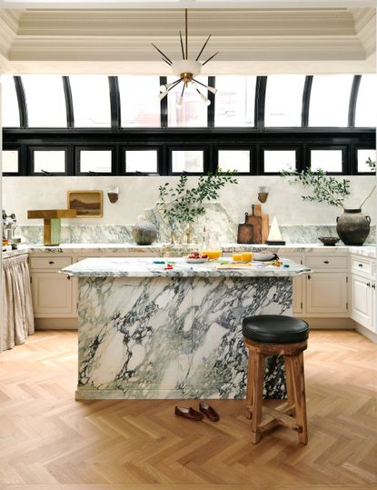Nate Berkus' Kitchen Features an Intruging New Cabinet Trend | Livingetc