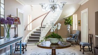 30 years since Clueless, Cher's dressing room remains trendy | Homes ...