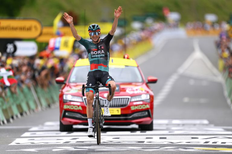 Jai Hindley wins stage five of the Tour de France solo as Jonas Vingegaard drops Tadej Pogačar ...