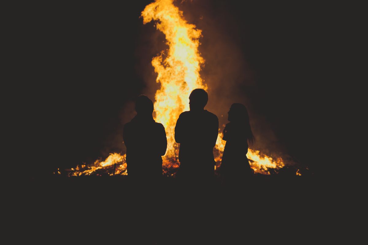 How to have a safe fire in your back garden this Bonfire Night | Homes ...