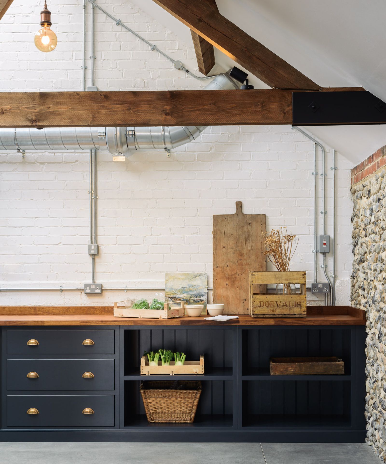 Toe kicks versus plinths: tips for making the right choice | Homes and ...