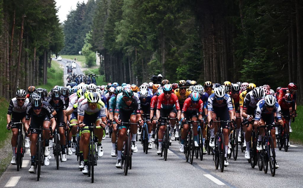 Critérium du Dauphiné: Julian Alaphilippe sprints to victory on stage 2 | Cyclingnews