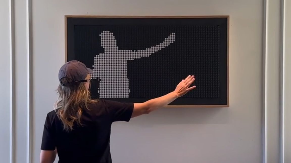 You can use a Raspberry Pi to control this flip display | Tom's Hardware