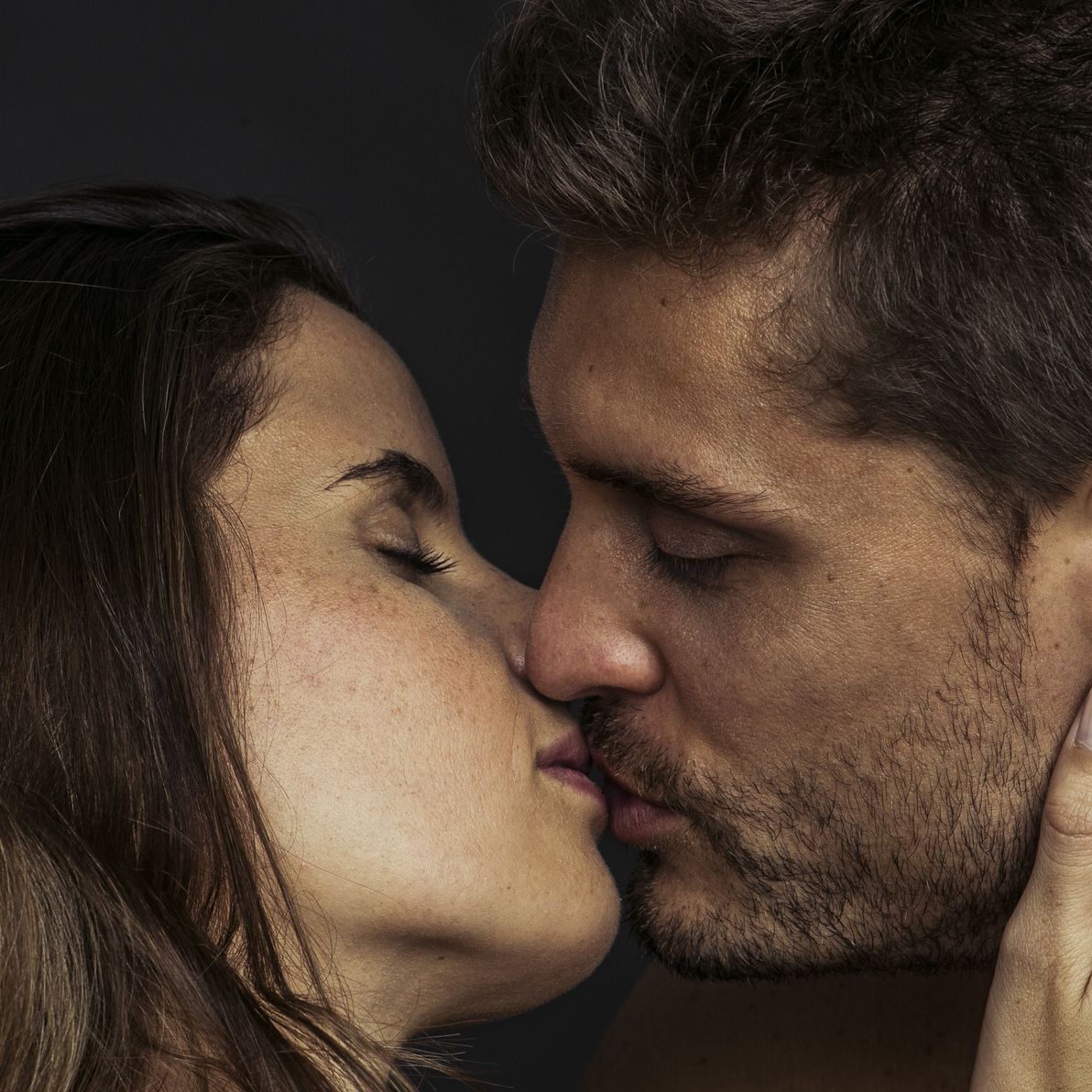 Up Close Kissing 3832